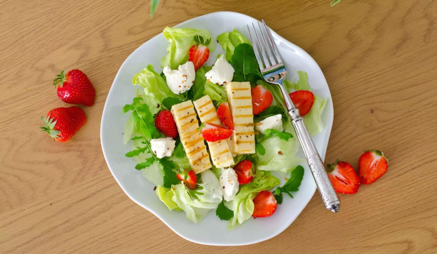 FOTORECEPT: Lahodný šalát s jahodami, mascarpone a halloumi | Adelle Davis